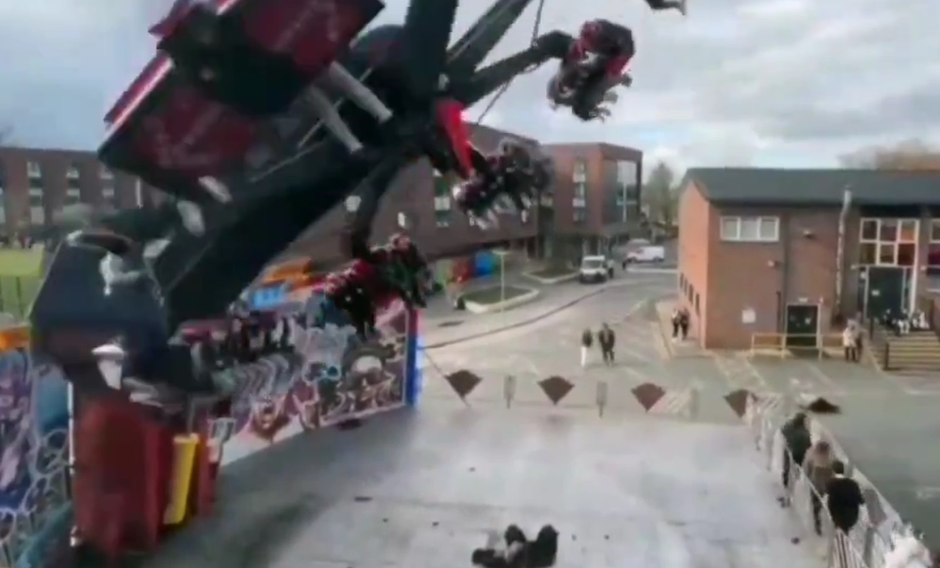 Carnival Ride Breaks leaving Terrified Riders and a 19 Year Old Girl ...