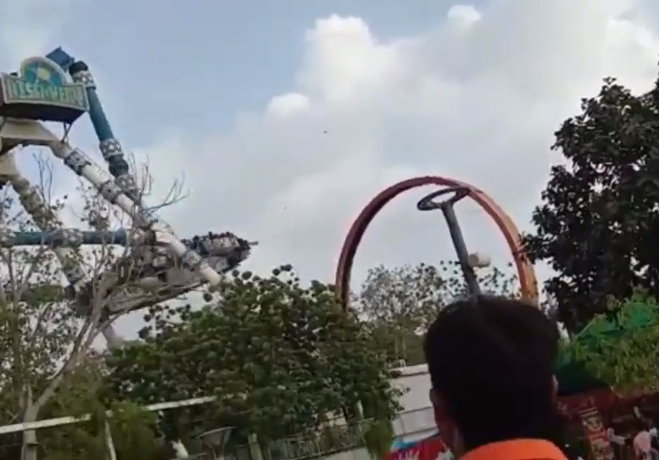 Amusement Park Ride Snaps in Half while Full of People..Chaos Ensues