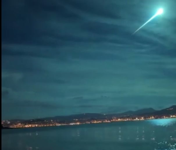 Beautiful Meteorite caught on Video in Portugal lighting up the Beach