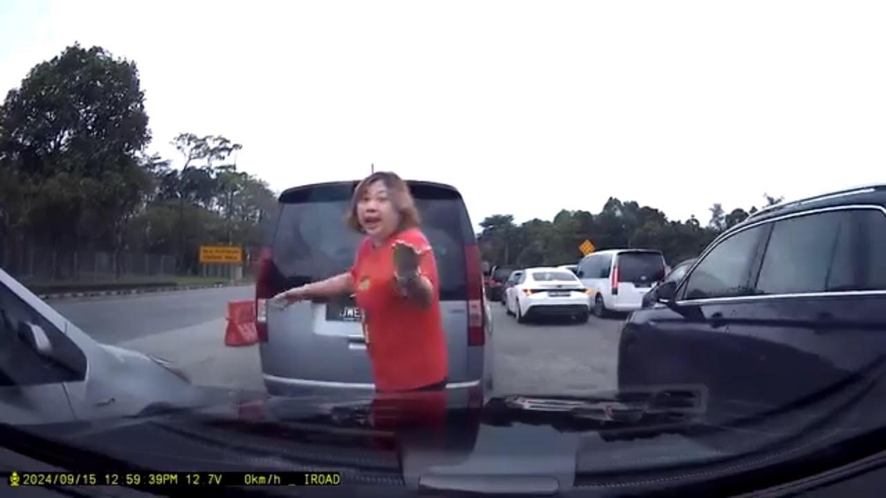 Crazy woman blocks car just to cut queue