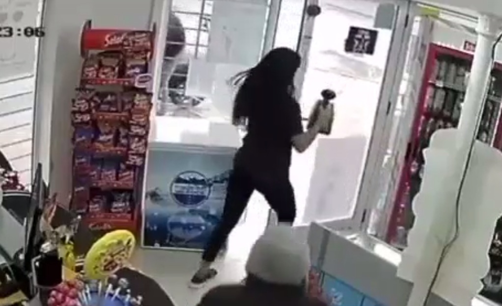 Woman defends her shop with Boiling Water against 2 Thugs