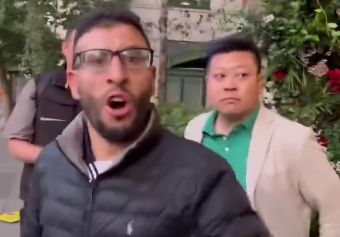 Moroccan Migrant Get Tasered by uk police for attacking journalists